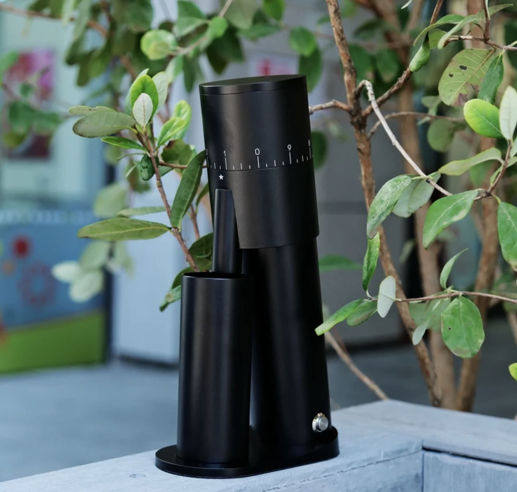 MisChief Mini Electric Grinder Single Dosing Black | Meraki